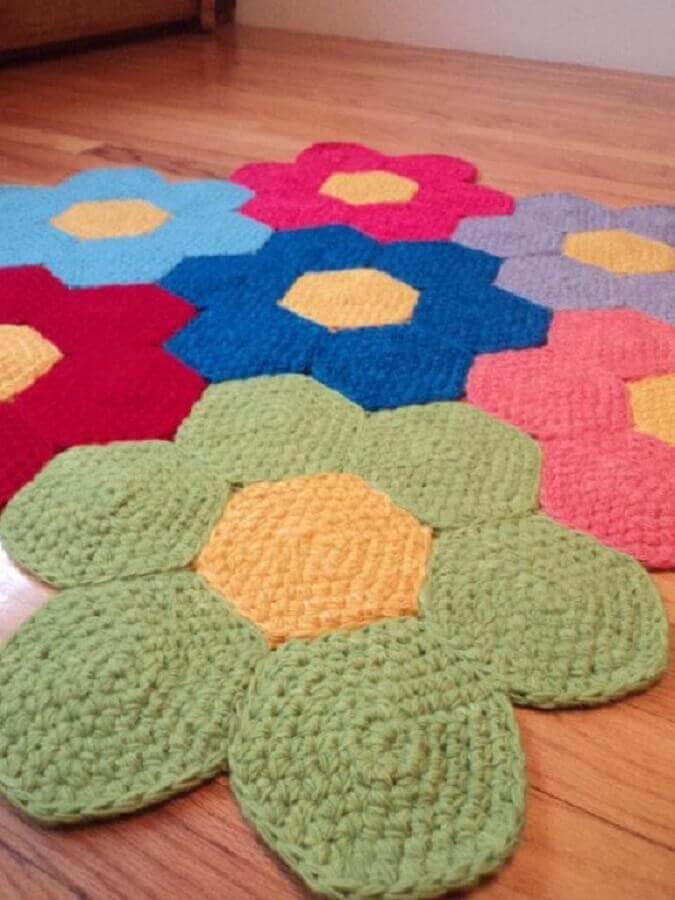 DIY πλεκτά χαλάκια με λουλούδια για μια ρομαντική πινελιά στο σπίτι σας ...
